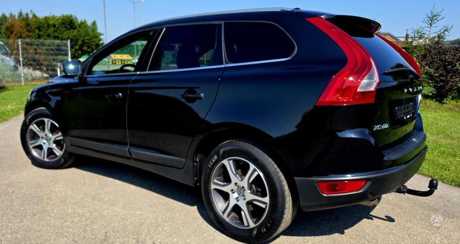 Black Volvo XC60 2013 in Siauliai, with an engine capacity of 1.98 L and mileage of 230 thousand km for 11650 €, photo 15 on AUTOMOTO.COM.LV