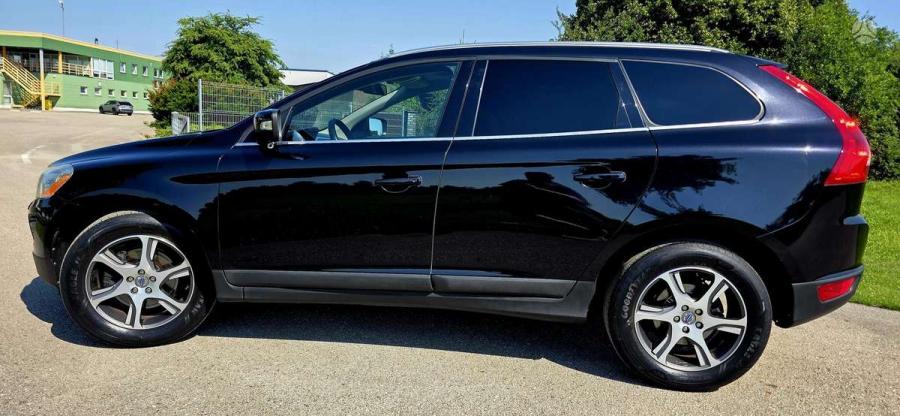 Black Volvo XC60 2013 in Siauliai, with an engine capacity of 1.98 L and mileage of 230 thousand km for 11650 €, photo 19 on AUTOMOTO.COM.LV