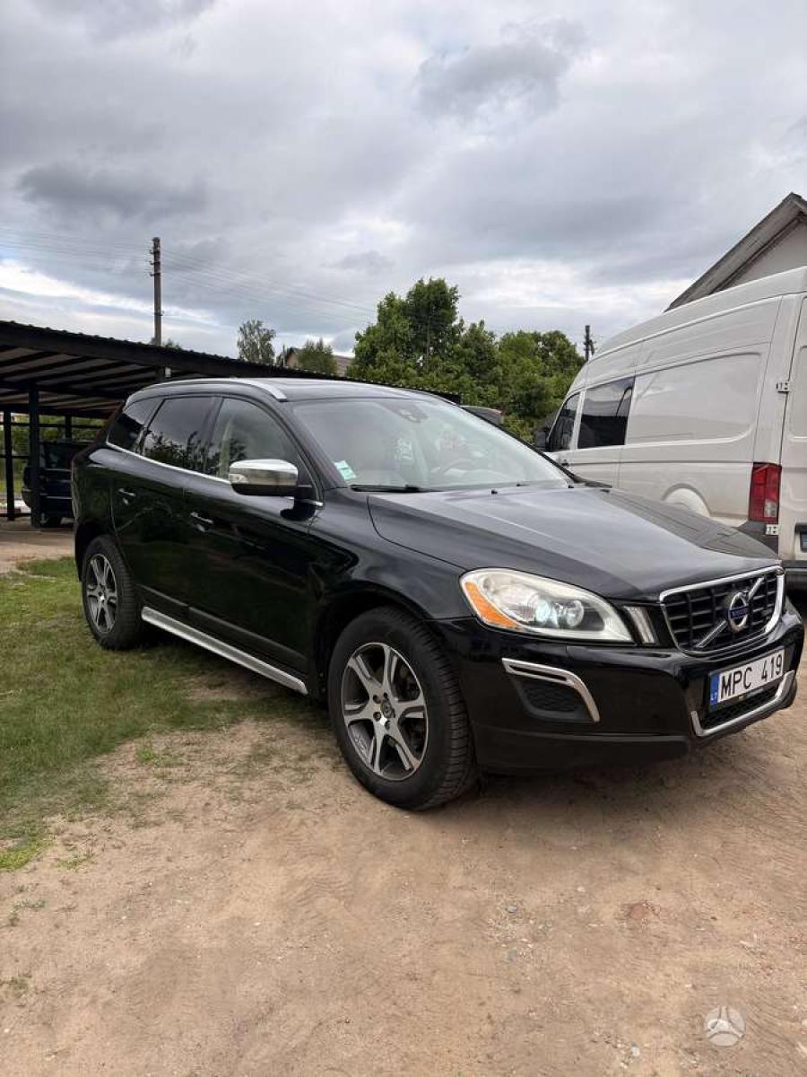 Black Volvo XC60 2013 in Vilnius, with an engine capacity of 1.98 L and mileage of 284 thousand km for 10350 €, photo 1 on AUTOMOTO.COM.LV