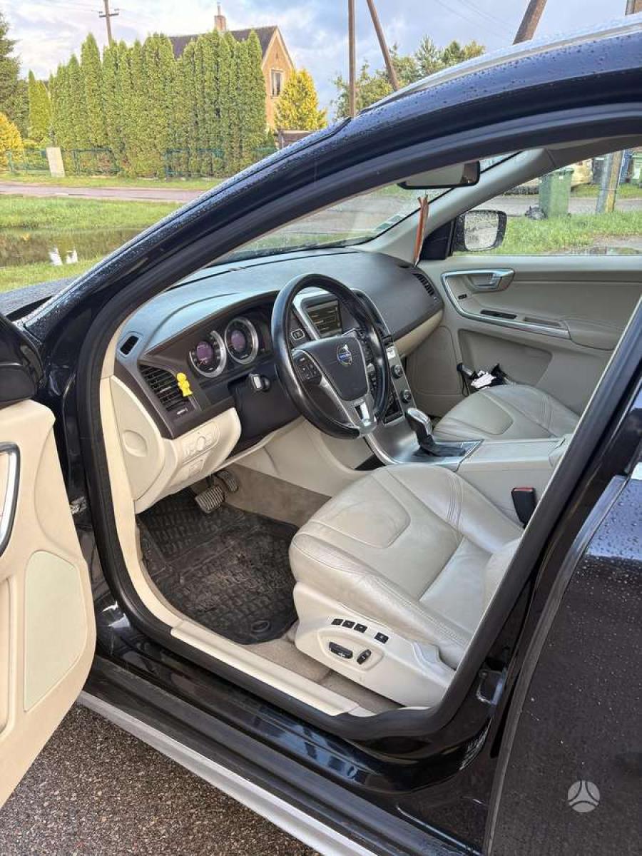 Black Volvo XC60 2013 in Vilnius, with an engine capacity of 1.98 L and mileage of 284 thousand km for 10350 €, photo 6 on AUTOMOTO.COM.LV