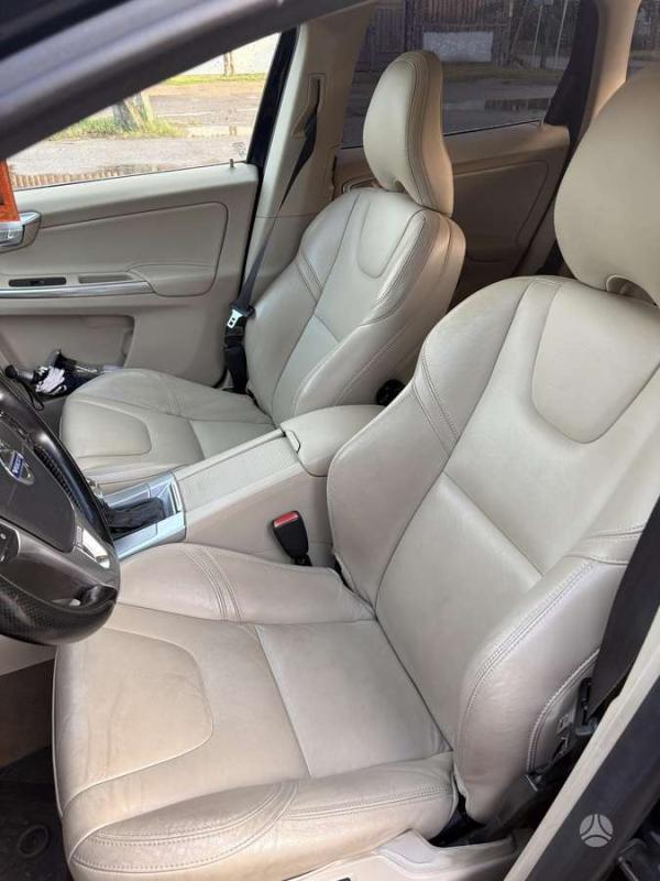 Melns Volvo XC60 2013 Viļņa, ar dzinēja tilpumu 1.98 L un nobraukumu 284 tūkst. km par 10350 €, foto 6 vietnē AUTOMOTO.COM.LV