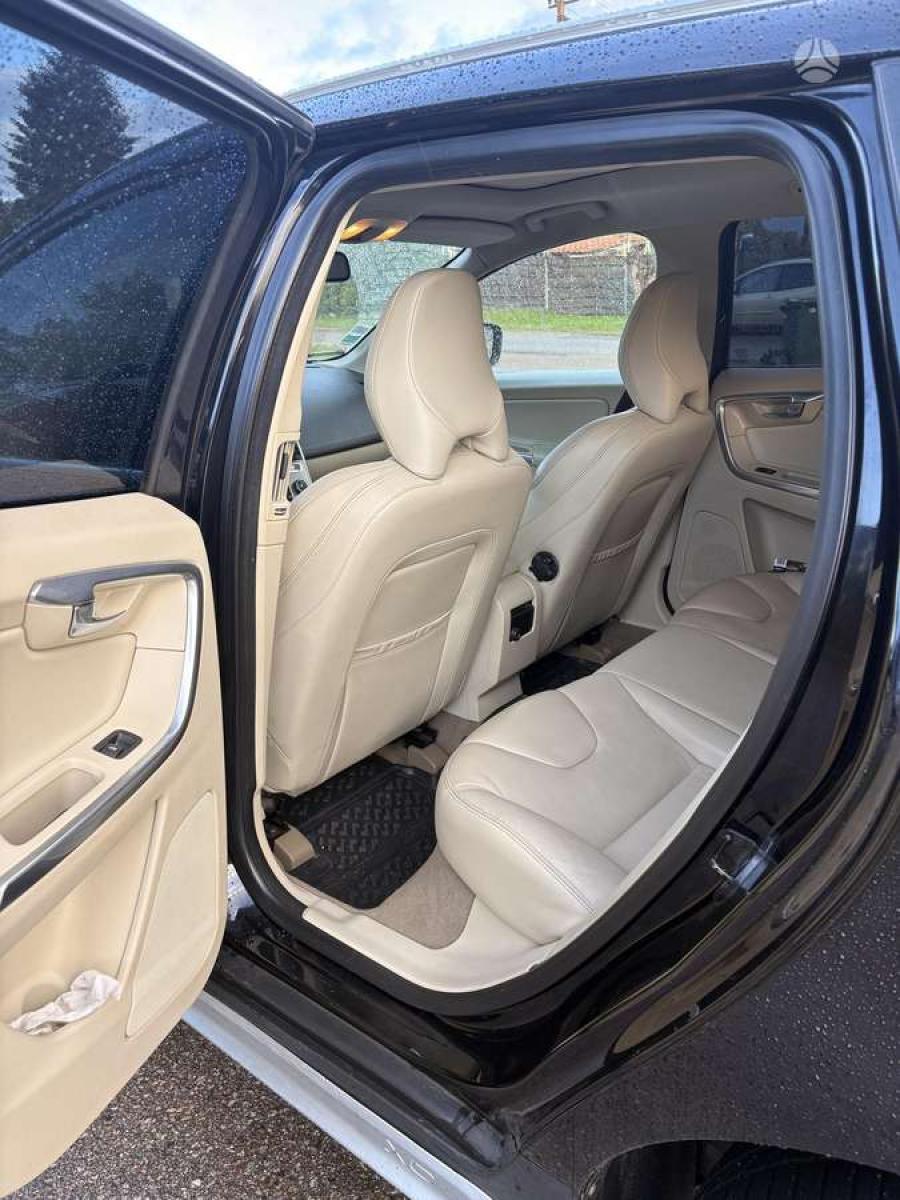 Black Volvo XC60 2013 in Vilnius, with an engine capacity of 1.98 L and mileage of 284 thousand km for 10350 €, photo 8 on AUTOMOTO.COM.LV