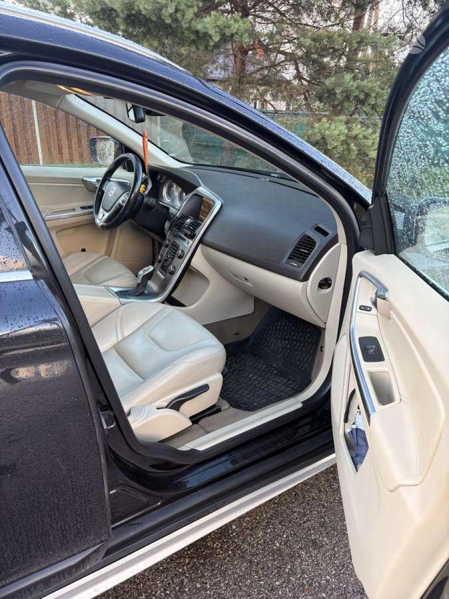 Black Volvo XC60 2013 in Vilnius, with an engine capacity of 1.98 L and mileage of 284 thousand km for 10350 €, photo 12 on AUTOMOTO.COM.LV