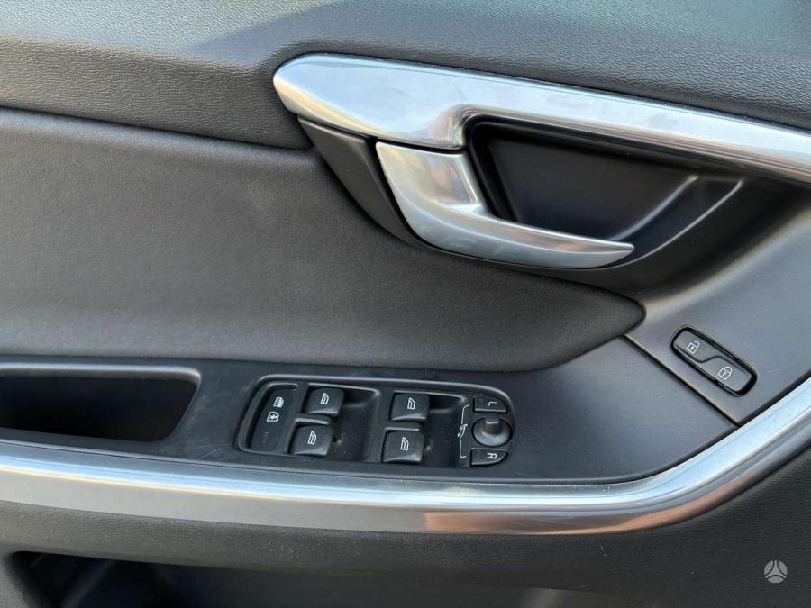 Melns Volvo XC60 2013 Šauļi, ar dzinēja tilpumu 2.40 L un nobraukumu 310 tūkst. km par 9750 €, foto 20 vietnē AUTOMOTO.COM.LV