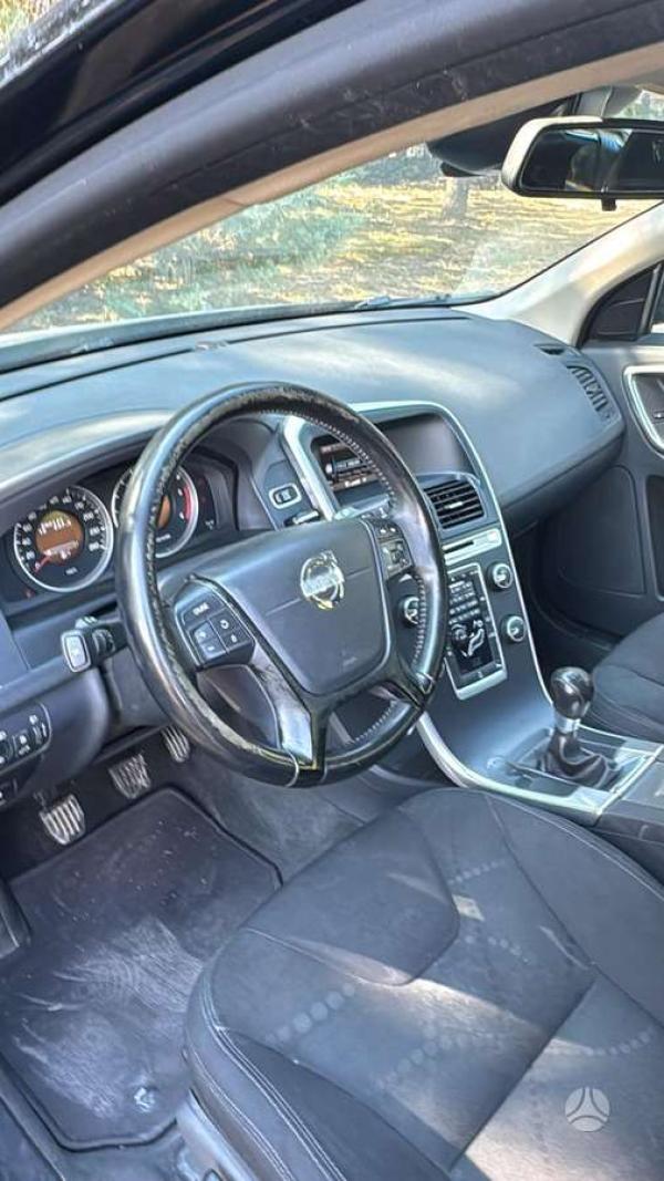 Black Volvo XC60 2013 in Siauliai, with an engine capacity of 1.98 L and mileage of 202 thousand km for 6650 €, photo 9 on AUTOMOTO.COM.LV