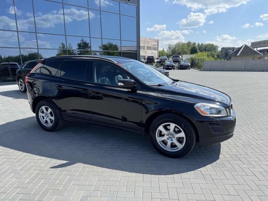 Black Volvo XC60 2013 in Telschi, with an engine capacity of 1.98 L and mileage of 171 thousand km for 7999 €, photo 9 on AUTOMOTO.COM.LV