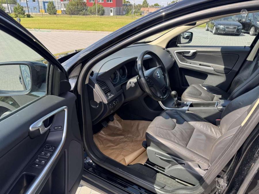 Black Volvo XC60 2013 in Telschi, with an engine capacity of 1.98 L and mileage of 171 thousand km for 7999 €, photo 14 on AUTOMOTO.COM.LV