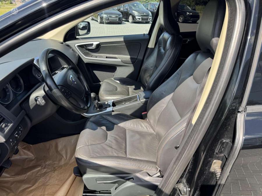 Black Volvo XC60 2013 in Telschi, with an engine capacity of 1.98 L and mileage of 171 thousand km for 7999 €, photo 15 on AUTOMOTO.COM.LV