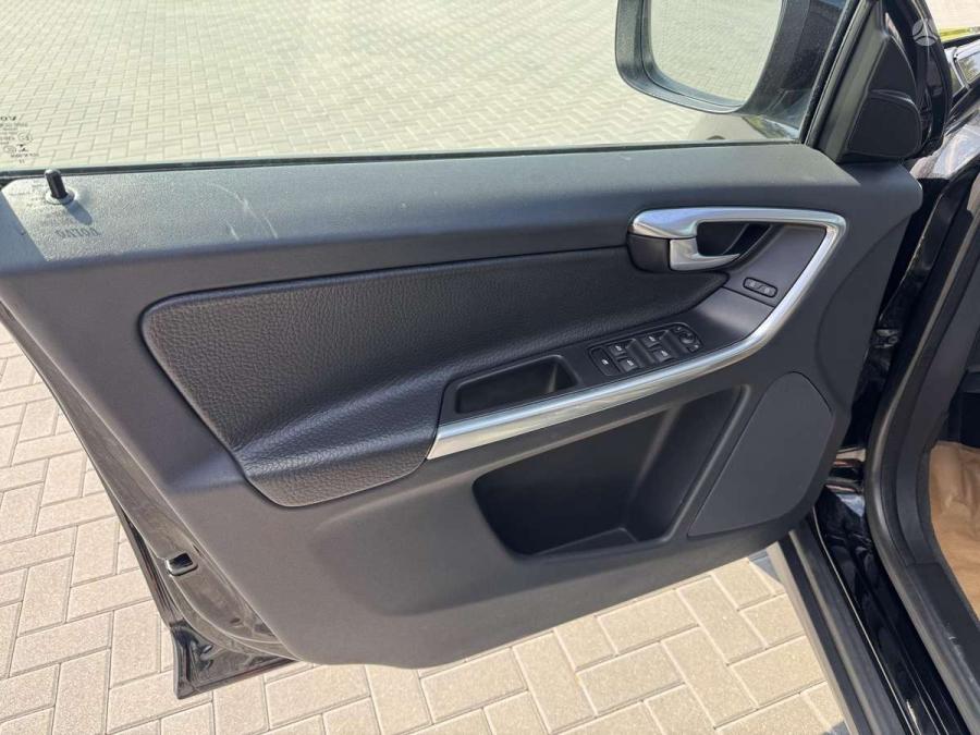 Black Volvo XC60 2013 in Telschi, with an engine capacity of 1.98 L and mileage of 171 thousand km for 7999 €, photo 16 on AUTOMOTO.COM.LV