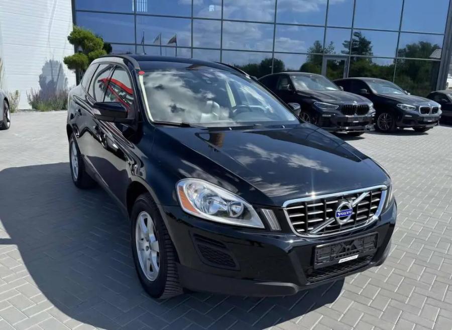 Black Volvo XC60 2013 in Telschi, with an engine capacity of 2.00 L and mileage of 171 thousand km for 7990 €, photo 1 on AUTOMOTO.COM.LV