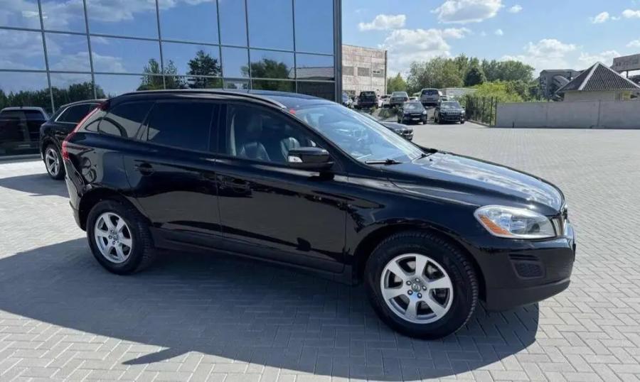 Black Volvo XC60 2013 in Telschi, with an engine capacity of 2.00 L and mileage of 171 thousand km for 7990 €, photo 3 on AUTOMOTO.COM.LV