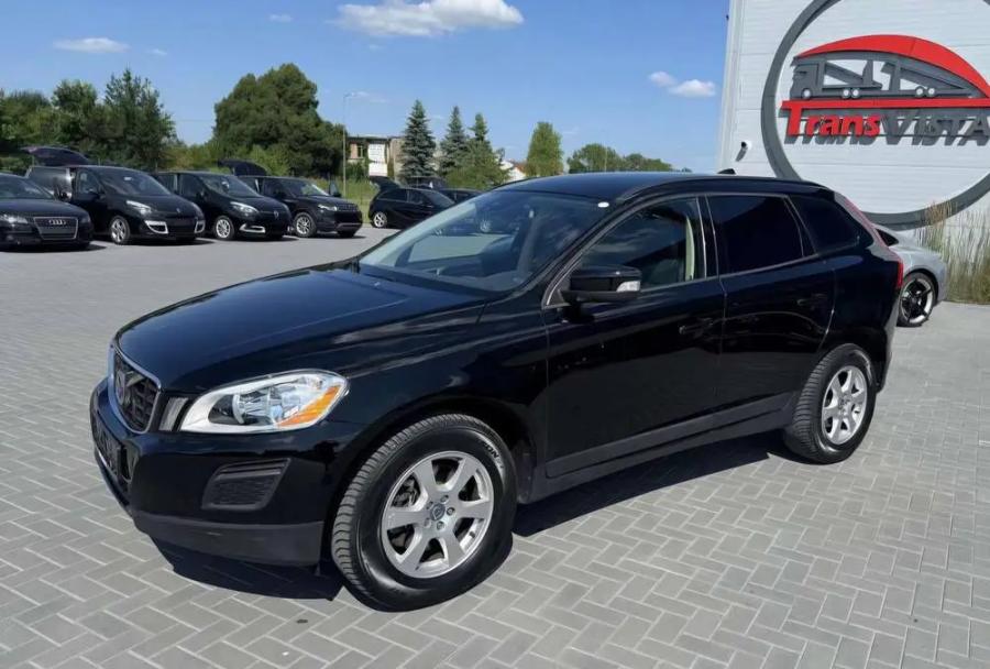 Black Volvo XC60 2013 in Telschi, with an engine capacity of 2.00 L and mileage of 171 thousand km for 7990 €, photo 5 on AUTOMOTO.COM.LV