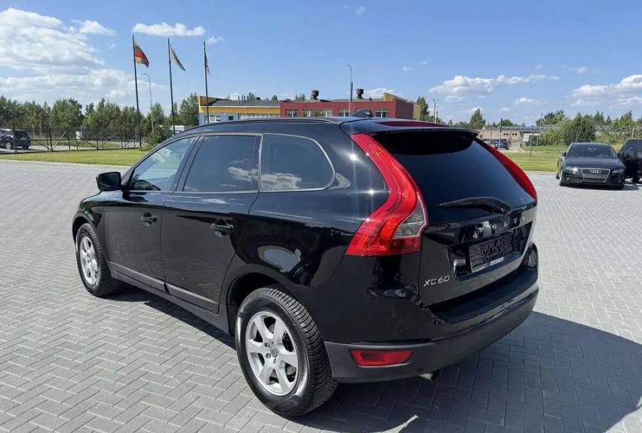 Black Volvo XC60 2013 in Telschi, with an engine capacity of 2.00 L and mileage of 171 thousand km for 7990 €, photo 8 on AUTOMOTO.COM.LV