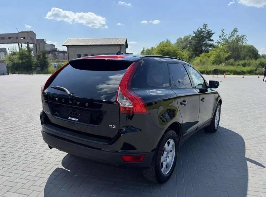 Black Volvo XC60 2013 in Telschi, with an engine capacity of 2.00 L and mileage of 171 thousand km for 7990 €, photo 11 on AUTOMOTO.COM.LV