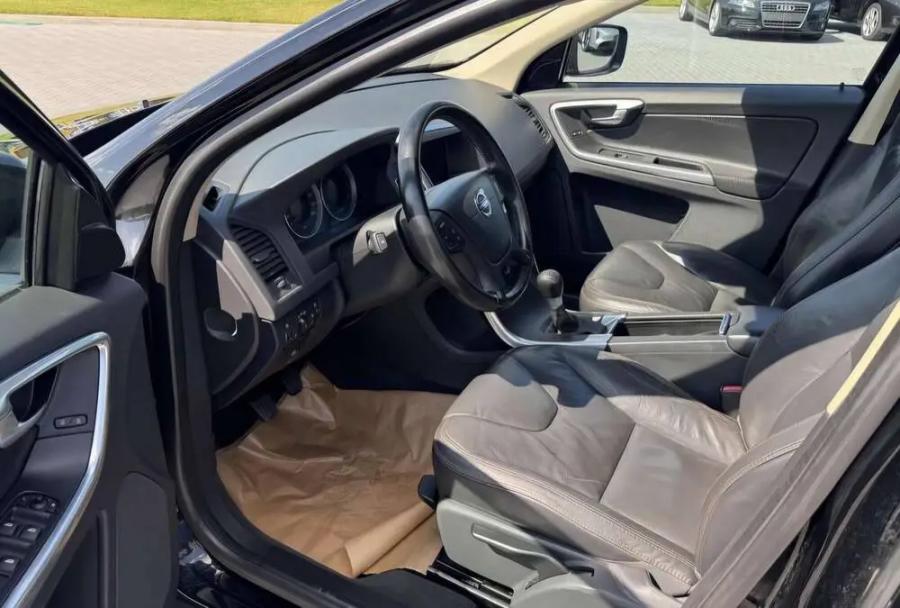 Black Volvo XC60 2013 in Telschi, with an engine capacity of 2.00 L and mileage of 171 thousand km for 7990 €, photo 13 on AUTOMOTO.COM.LV