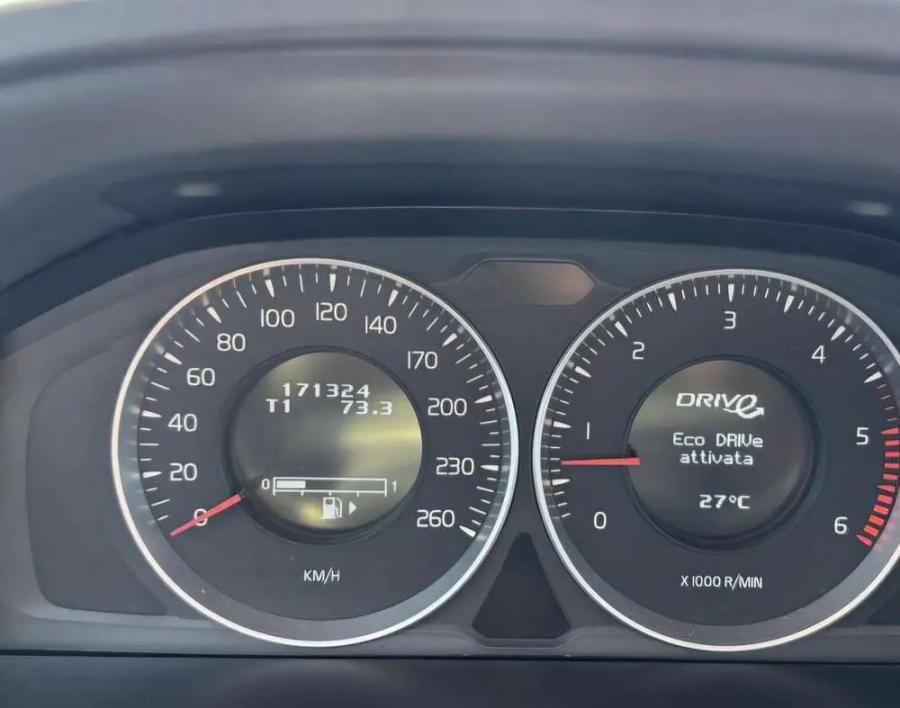 Black Volvo XC60 2013 in Telschi, with an engine capacity of 2.00 L and mileage of 171 thousand km for 7990 €, photo 17 on AUTOMOTO.COM.LV