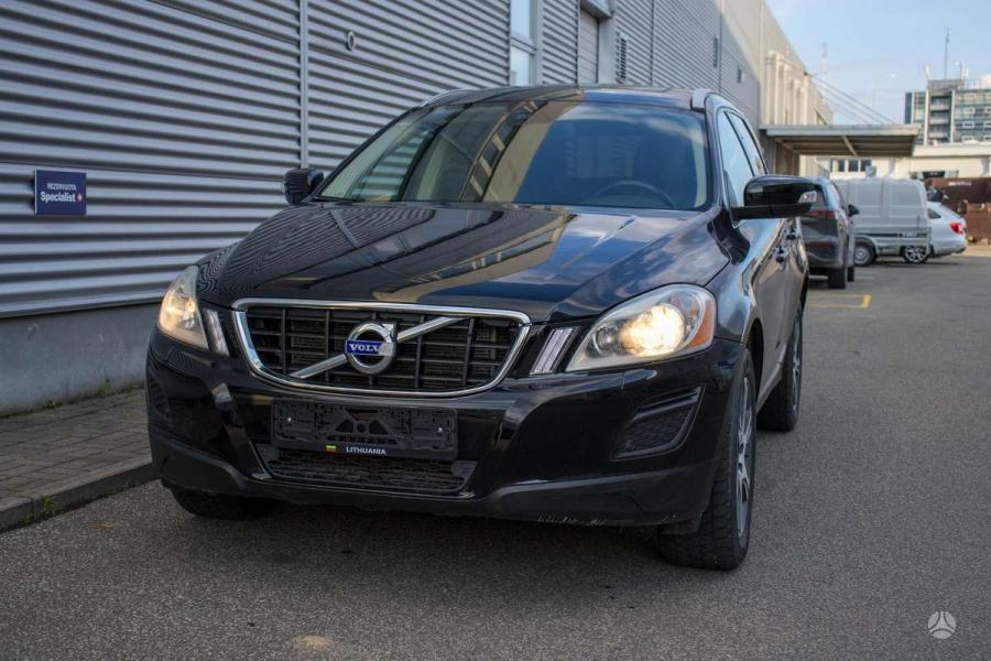 Melns Volvo XC60 2013 Viļņa, ar dzinēja tilpumu 2.95 L un nobraukumu 186 tūkst. km par 7500 €, foto 1 vietnē AUTOMOTO.COM.LV