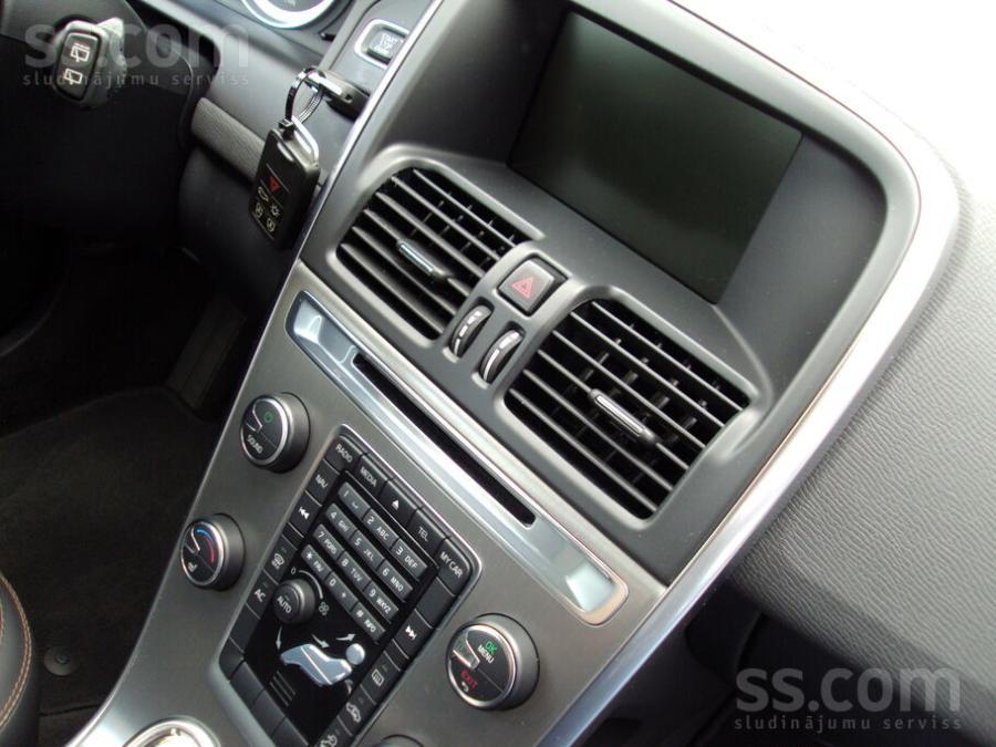 Black Volvo XC60 2013 in Riga, with an engine capacity of 2.40 L and mileage of 118 thousand km for 14700 €, photo 9 on AUTOMOTO.COM.LV