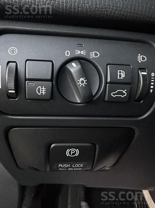 Black Volvo XC60 2013 in Cesis, with an engine capacity of 2.40 L and mileage of 0 thousand km for 10900 €, photo 10 on AUTOMOTO.COM.LV