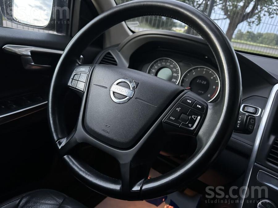 Black Volvo XC60 2013 in Cesis, with an engine capacity of 2.40 L and mileage of 0 thousand km for 10900 €, photo 15 on AUTOMOTO.COM.LV