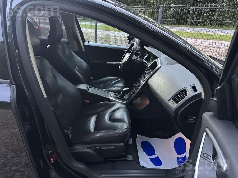 Black Volvo XC60 2013 in Cesis, with an engine capacity of 2.40 L and mileage of 0 thousand km for 10900 €, photo 18 on AUTOMOTO.COM.LV