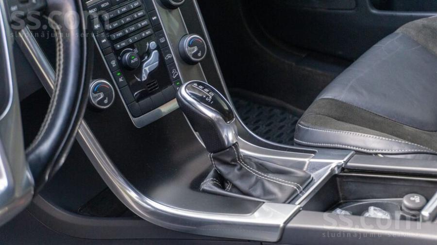 Black Volvo XC60 2013 in Riga, with an engine capacity of 2.40 L and mileage of 338 thousand km for 11490 €, photo 16 on AUTOMOTO.COM.LV
