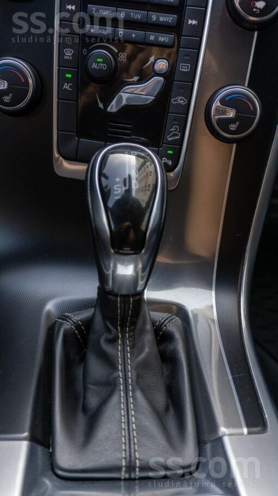 Black Volvo XC60 2013 in Riga, with an engine capacity of 2.40 L and mileage of 338 thousand km for 11490 €, photo 17 on AUTOMOTO.COM.LV