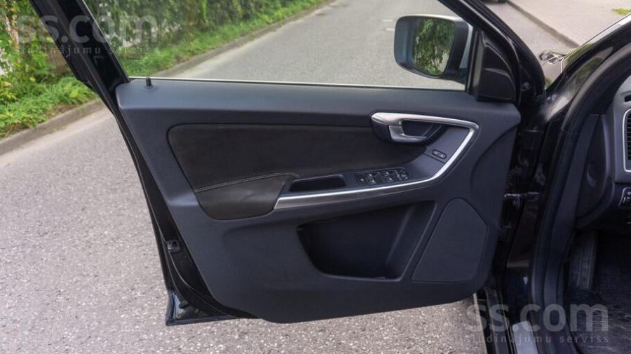 Black Volvo XC60 2013 in Riga, with an engine capacity of 2.40 L and mileage of 338 thousand km for 11490 €, photo 26 on AUTOMOTO.COM.LV