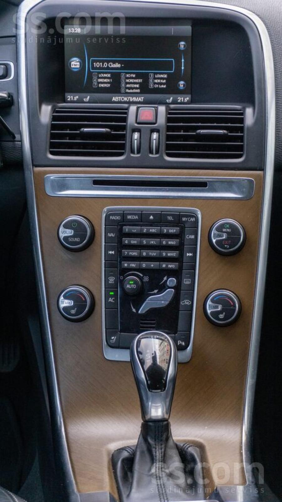 Melns Volvo XC60 2013 Rīga, ar dzinēja tilpumu 2.00 L un nobraukumu 215 tūkst. km par 9990 €, foto 14 vietnē AUTOMOTO.COM.LV