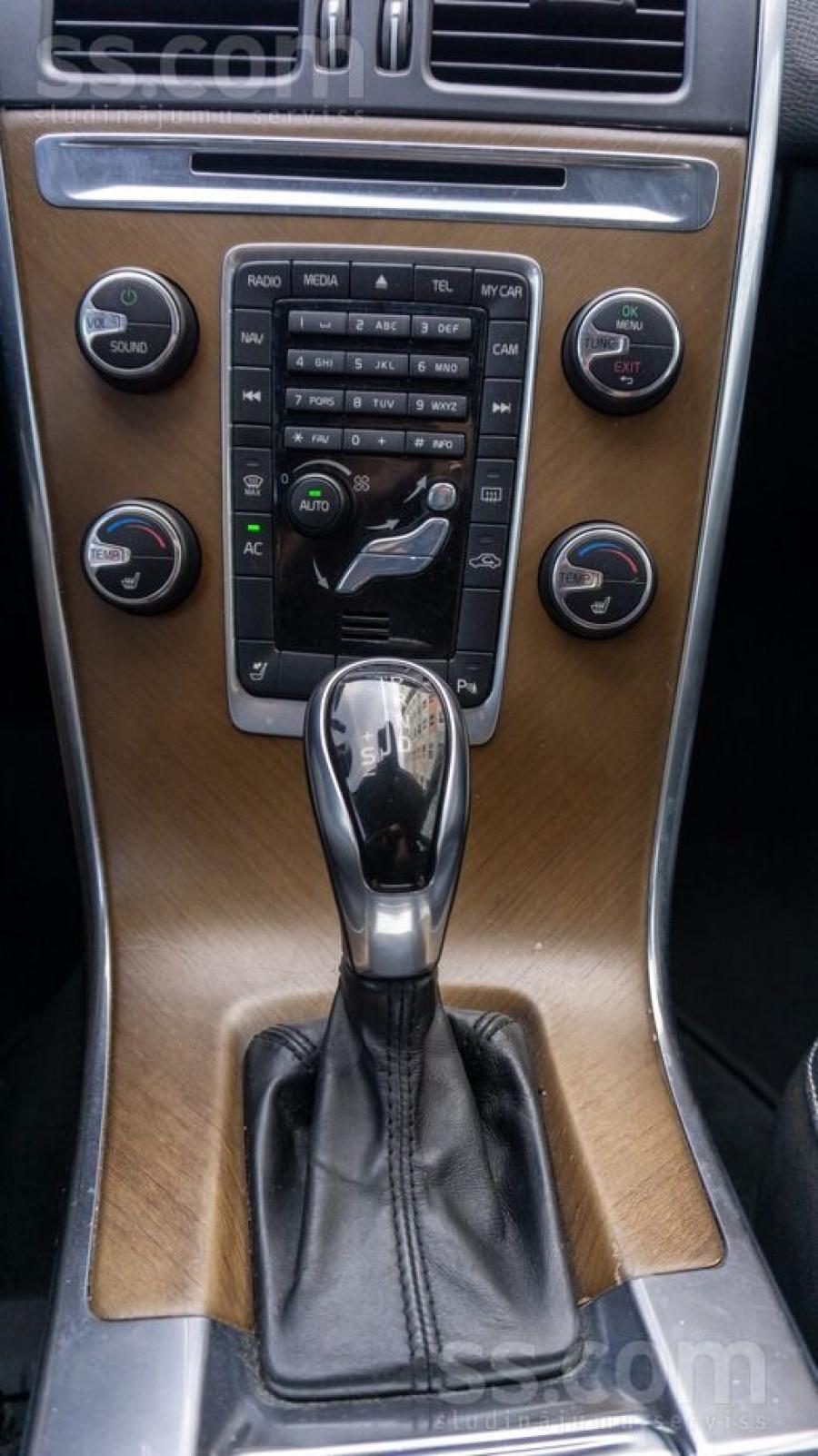 Melns Volvo XC60 2013 Rīga, ar dzinēja tilpumu 2.00 L un nobraukumu 215 tūkst. km par 9990 €, foto 17 vietnē AUTOMOTO.COM.LV