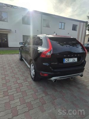Black Volvo XC60 2013 in Cesis, with an engine capacity of 2.40 L and mileage of 208 thousand km for 9200 €, photo 6 on AUTOMOTO.COM.LV