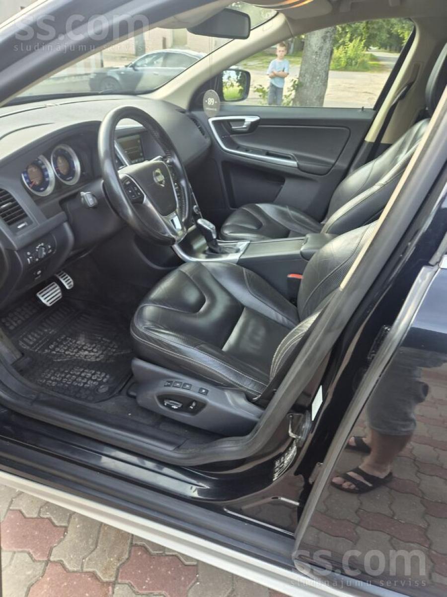 Black Volvo XC60 2013 in Cesis, with an engine capacity of 2.40 L and mileage of 208 thousand km for 9200 €, photo 7 on AUTOMOTO.COM.LV