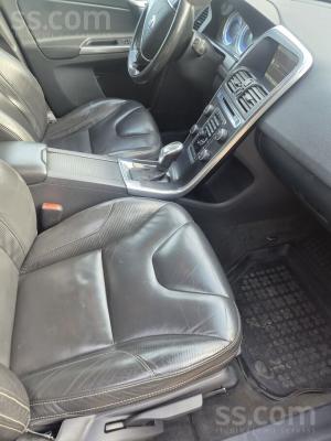 Black Volvo XC60 2013 in Cesis, with an engine capacity of 2.40 L and mileage of 208 thousand km for 9200 €, photo 8 on AUTOMOTO.COM.LV