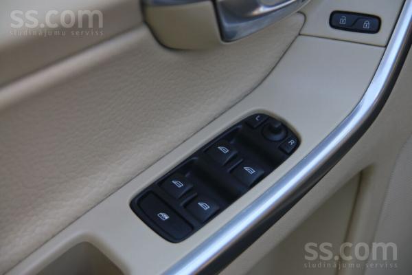 Black Volvo XC60 2013 in Riga, with an engine capacity of 2.00 L and mileage of 263 thousand km for 7990 €, photo 8 on AUTOMOTO.COM.LV