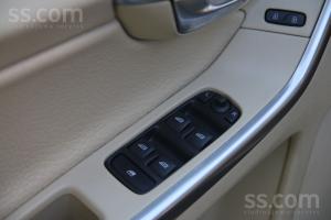 Black Volvo XC60 2013 in Riga, with an engine capacity of 2.00 L and mileage of 263 thousand km for 7990 €, photo 9 on AUTOMOTO.COM.LV