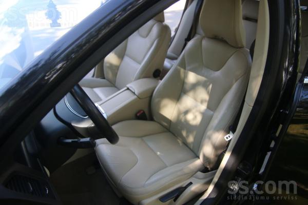 Black Volvo XC60 2013 in Riga, with an engine capacity of 2.00 L and mileage of 263 thousand km for 7990 €, photo 9 on AUTOMOTO.COM.LV