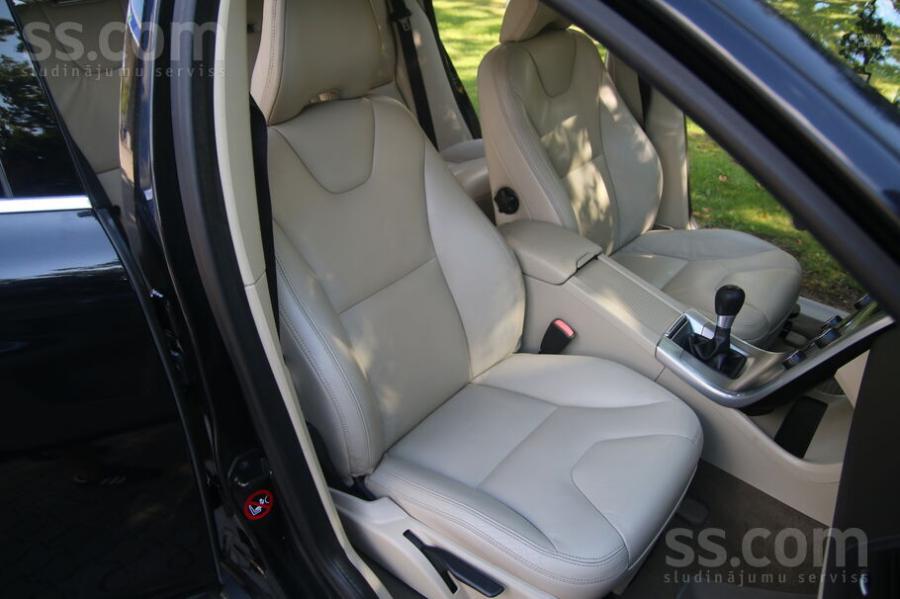 Black Volvo XC60 2013 in Riga, with an engine capacity of 2.00 L and mileage of 263 thousand km for 7990 €, photo 17 on AUTOMOTO.COM.LV