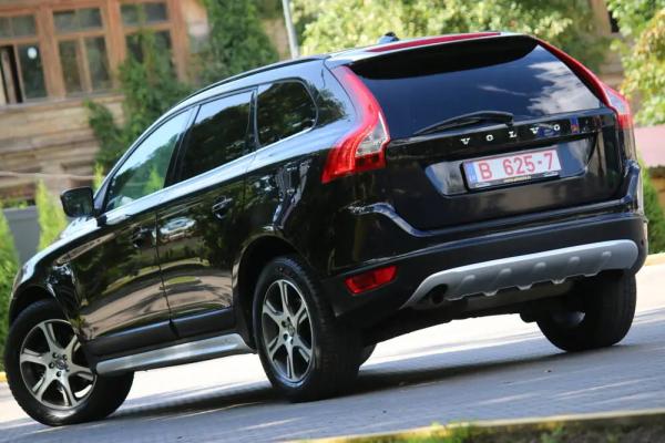 Melns Volvo XC60 2013 Rīga, ar dzinēja tilpumu 2.00 L un nobraukumu 263 tūkst. km par 7990 €, foto 4 vietnē AUTOMOTO.COM.LV