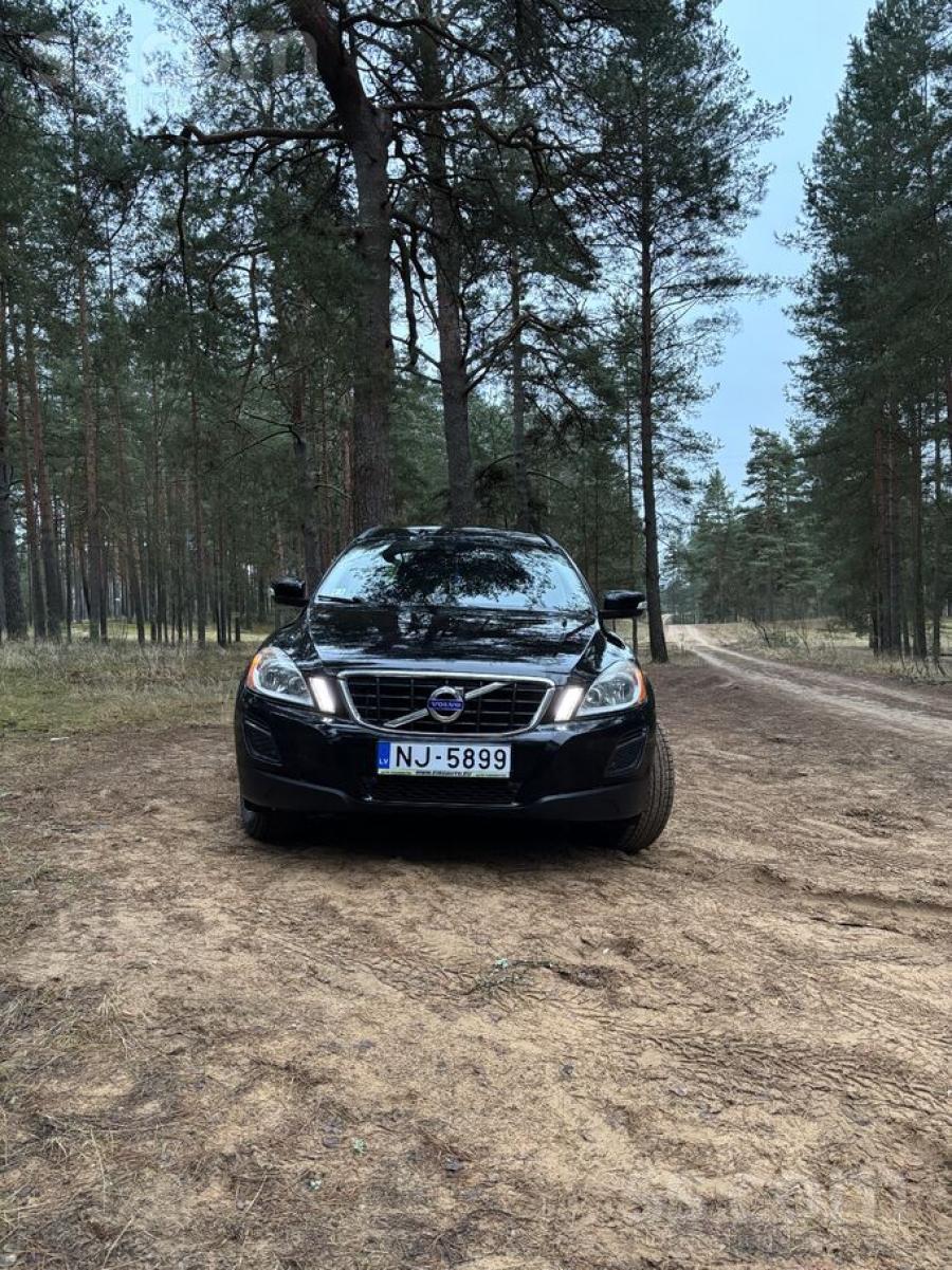 Black Volvo XC60 2013 in Daugavpils, with an engine capacity of 2.00 L and mileage of 231 thousand km for 9500 €, photo 1 on AUTOMOTO.COM.LV