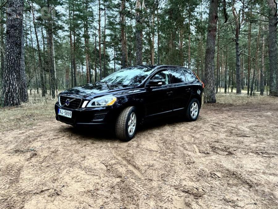 Black Volvo XC60 2013 in Daugavpils, with an engine capacity of 2.00 L and mileage of 231 thousand km for 9500 €, photo 3 on AUTOMOTO.COM.LV