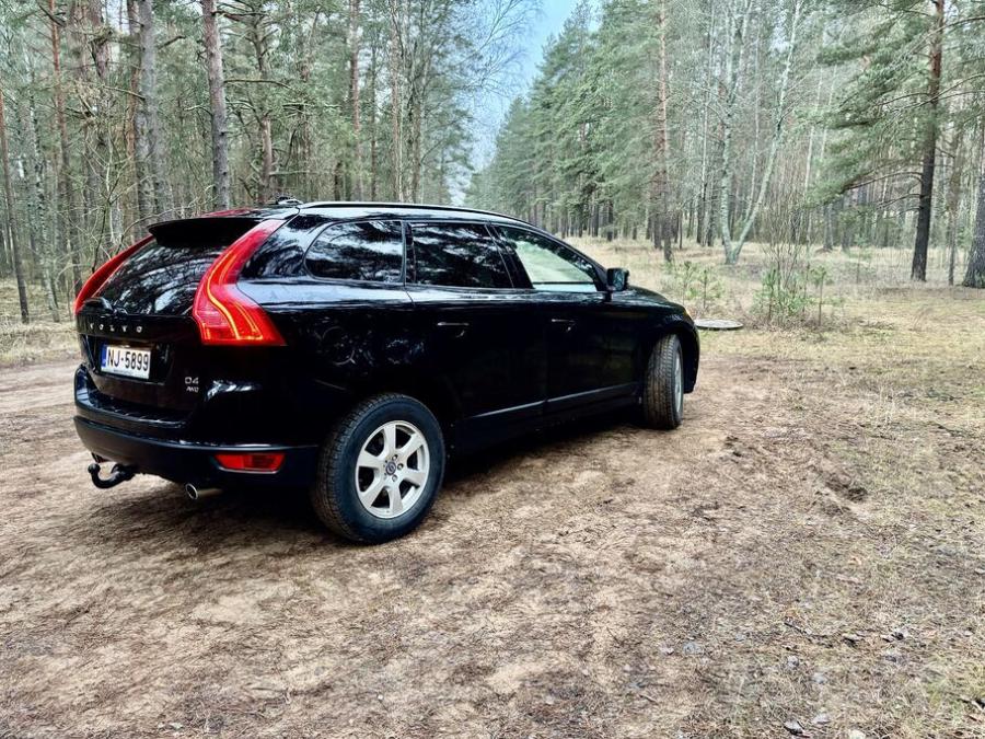 Black Volvo XC60 2013 in Daugavpils, with an engine capacity of 2.00 L and mileage of 231 thousand km for 9500 €, photo 5 on AUTOMOTO.COM.LV