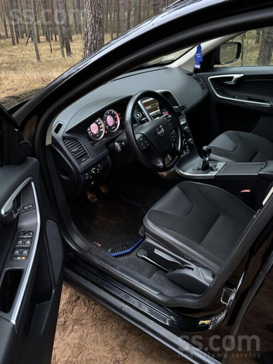Black Volvo XC60 2013 in Daugavpils, with an engine capacity of 2.00 L and mileage of 231 thousand km for 9500 €, photo 9 on AUTOMOTO.COM.LV