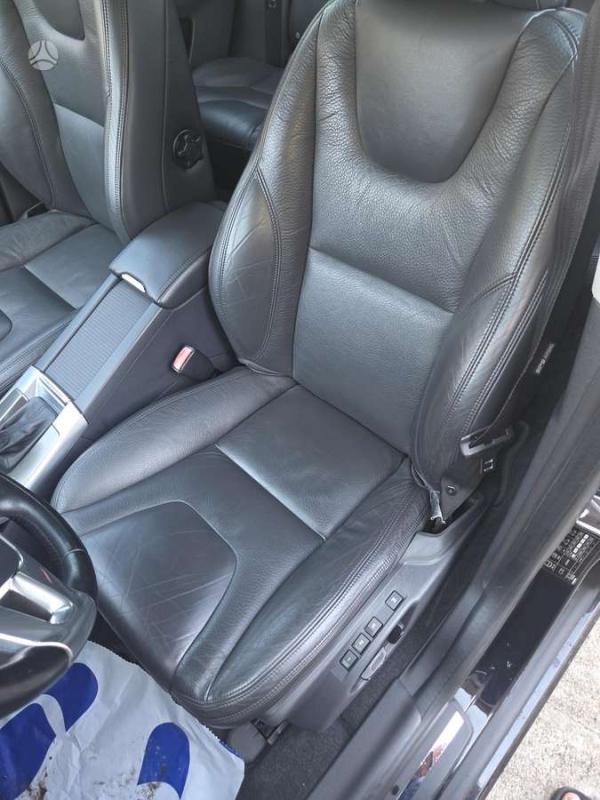 Melns Volvo XC60 2013 Raseiniai, ar dzinēja tilpumu 1.98 L un nobraukumu 90 tūkst. km par 14350 €, foto 9 vietnē AUTOMOTO.COM.LV