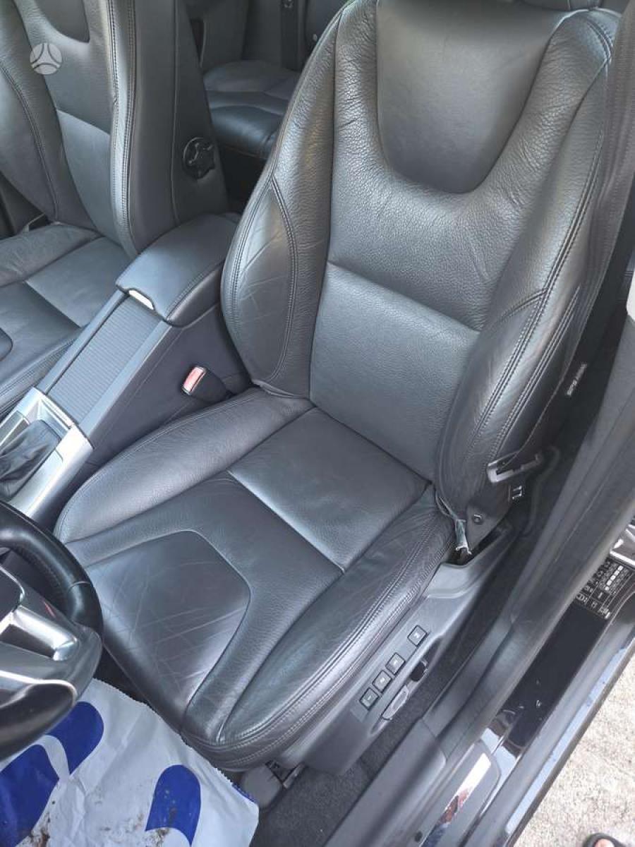 Black Volvo XC60 2013 in Raseiniai, with an engine capacity of 1.98 L and mileage of 90 thousand km for 14350 €, photo 10 on AUTOMOTO.COM.LV