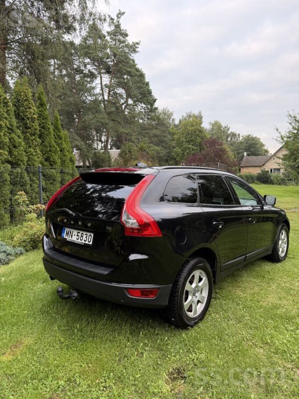 Black Volvo XC60 2013 in Riga, with an engine capacity of 2.00 L and mileage of 285 thousand km for 7800 €, photo 4 on AUTOMOTO.COM.LV