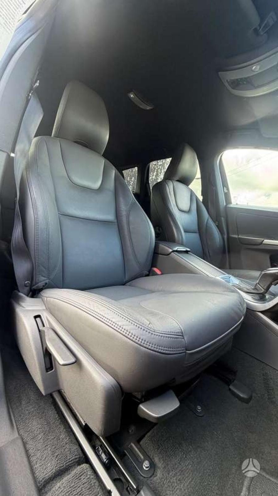 Black Volvo XC60 2013 in Siauliai, with an engine capacity of 1.98 L and mileage of 264 thousand km for 11950 €, photo 19 on AUTOMOTO.COM.LV