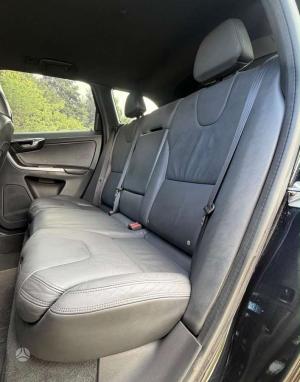 Black Volvo XC60 2013 in Siauliai, with an engine capacity of 1.98 L and mileage of 264 thousand km for 11950 €, photo 22 on AUTOMOTO.COM.LV
