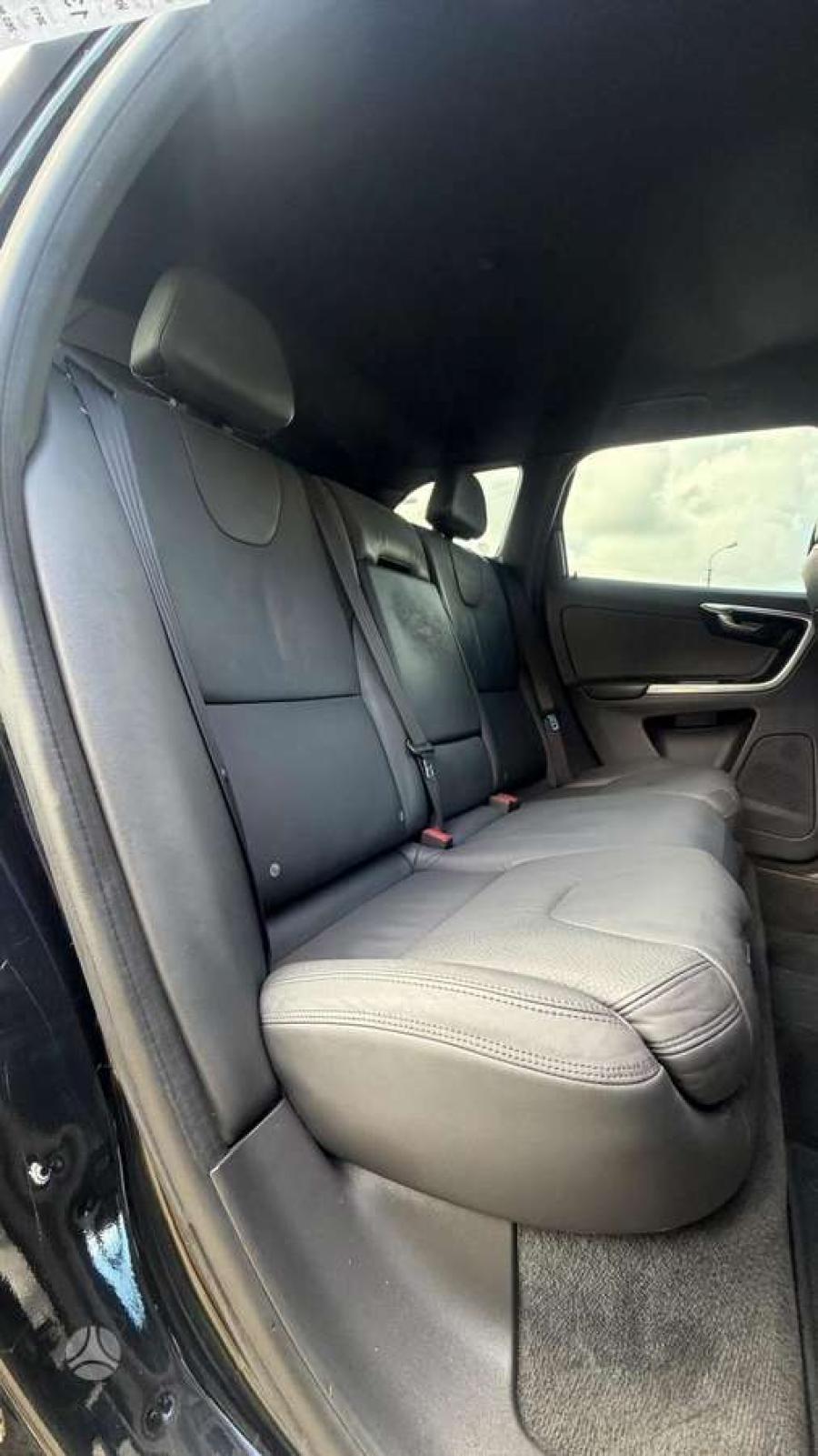 Black Volvo XC60 2013 in Siauliai, with an engine capacity of 1.98 L and mileage of 264 thousand km for 11950 €, photo 23 on AUTOMOTO.COM.LV
