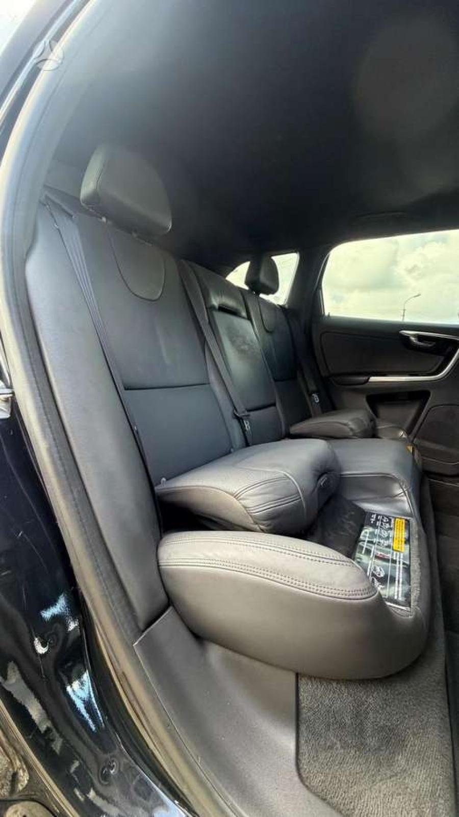 Black Volvo XC60 2013 in Siauliai, with an engine capacity of 1.98 L and mileage of 264 thousand km for 11950 €, photo 25 on AUTOMOTO.COM.LV