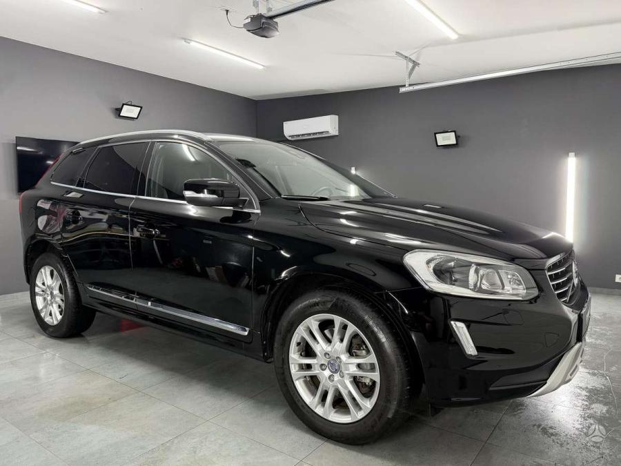 Black Volvo XC60 2013 in Utena, with an engine capacity of 2.40 L and mileage of 308 thousand km for 12250 €, photo 4 on AUTOMOTO.COM.LV